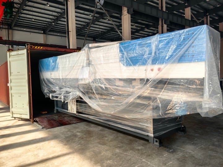 Poland-HRK-1250X3200-Vertical V Groover Machine