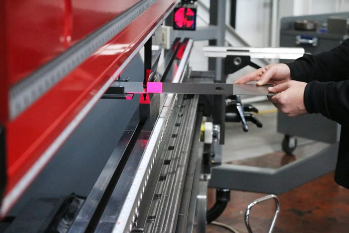 Press Brake Operation: Key Components ＆ Safety Measures
